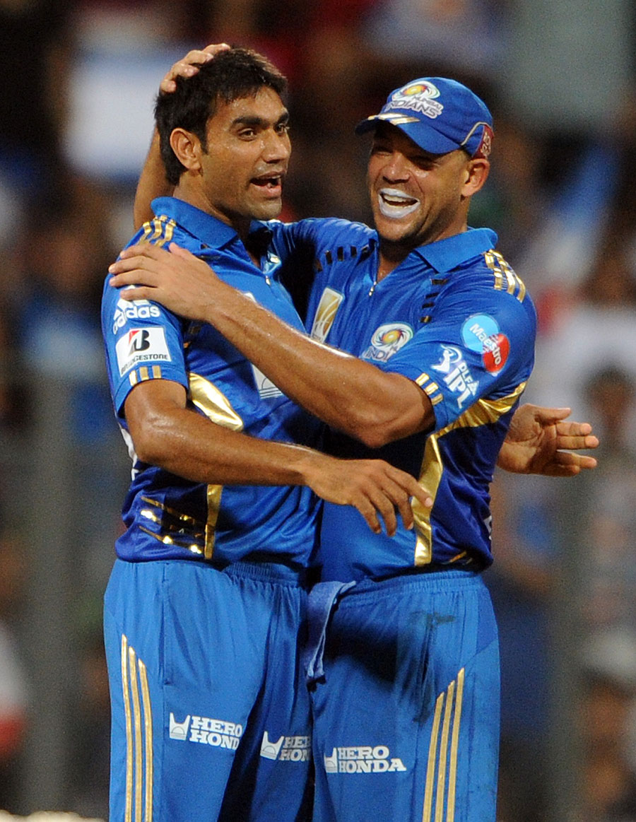 Munaf Patel Photos - Munaf Patel Photo Gallery | Veethi